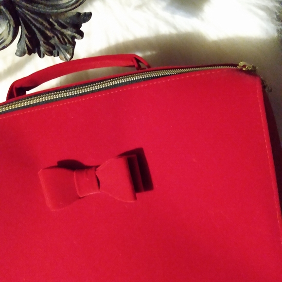 Estee Lauder | Bags | New Estee Lauder Red Velvet Cosmetic Case | Poshmark